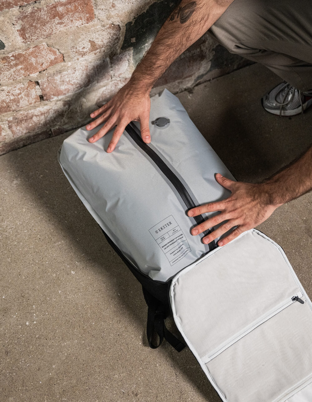 Compression Bags vs Packing Cubes: Which is Best for Travel? | Ekster®
